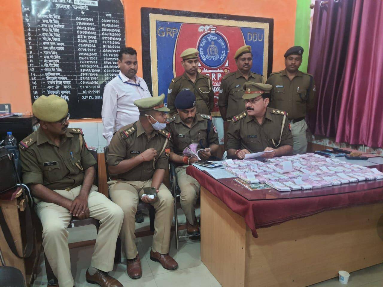 DDU जंक्शन पर नोटों का जखीरा बरामद, GRP व RPF ने पकड़े 1 करोड़ 20 हजार