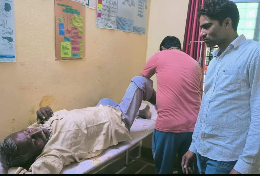 चकरघट्टा थाना क्षेत्र के बजरडीहा गांव में चली लाठी, रविंद्र का फट गया ...