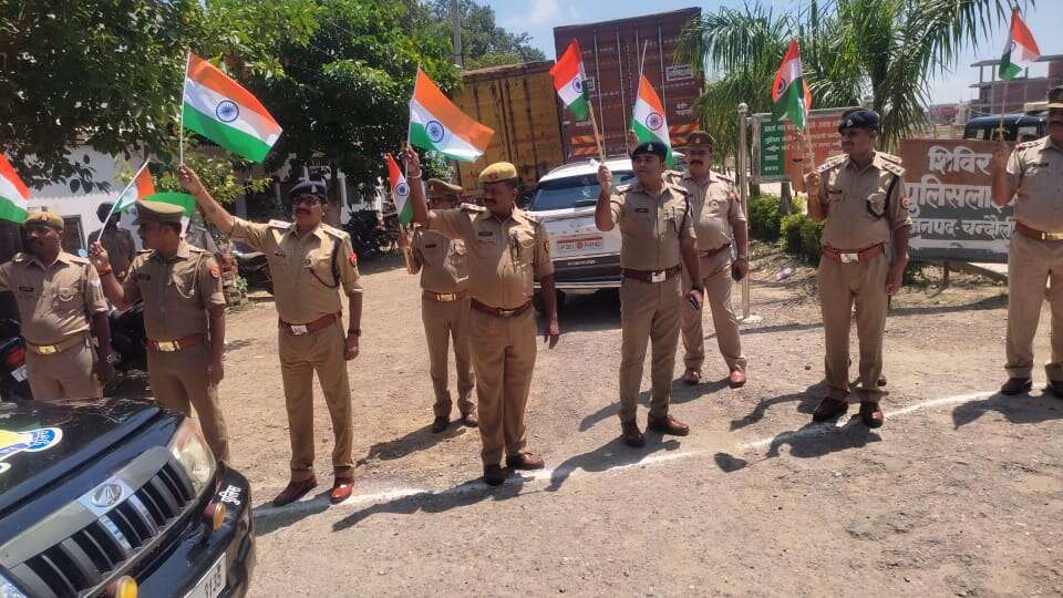 अमृत महोत्सव के आखिरी दिन तिरंगा यात्रा मार्च पास्ट का आयोजन, UP-112 के ...