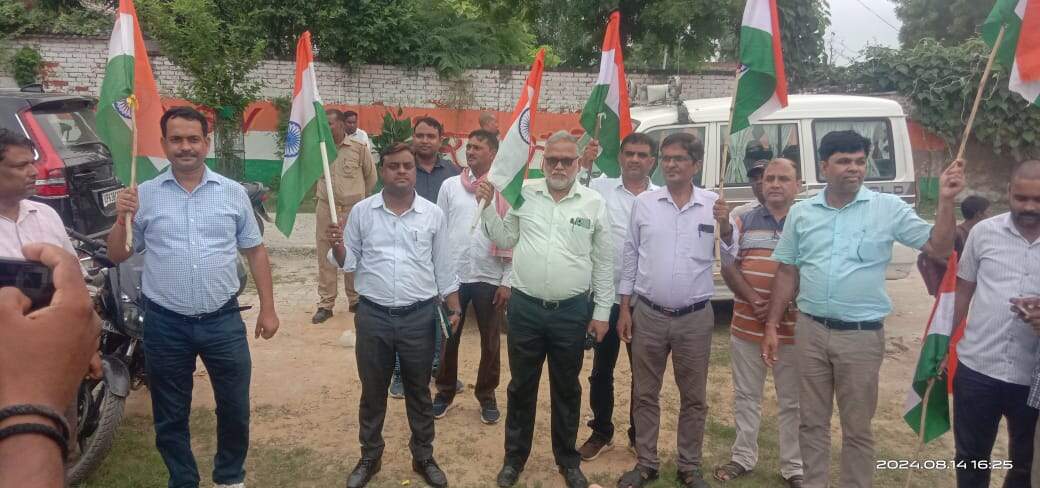 नियामताबाद ब्लॉक परिसर से निकाली गयी तिरंगा यात्रा, बाइक से निकले SDM ...
