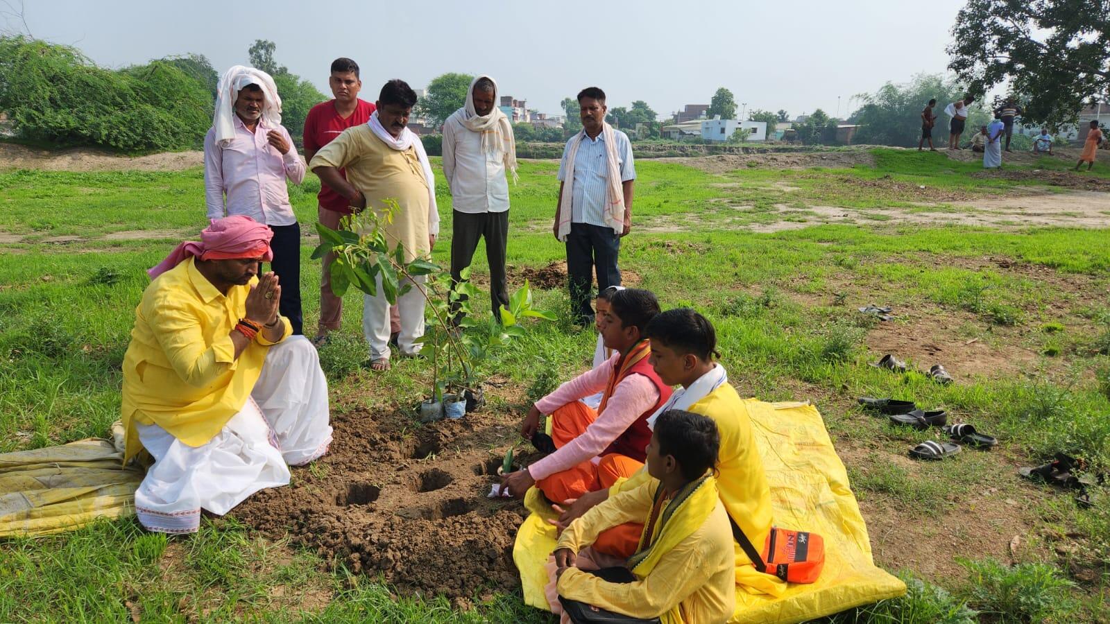 आजीवन प्रत्येक वर्ष 51 पंचवटी पौधे लगाने का मनोज सिंह ने डब्लू ने लिया ...