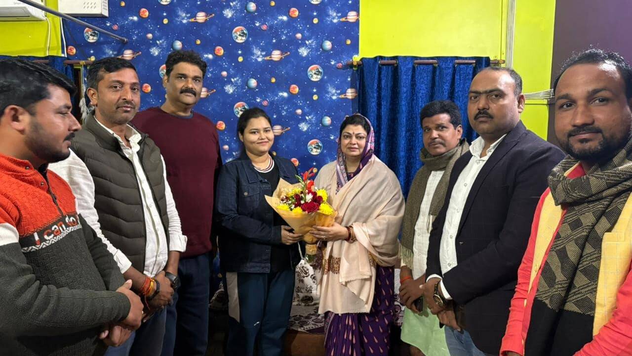 टॉपर हर्षिता सिंह से राज्यसभा सांसद दर्शना सिंह ने की मुलाकात, दी ...