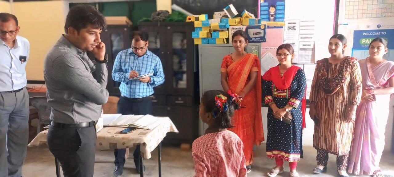 CDO साहब ने स्कूल में परखा शिक्षा का लेवल, बच्चों के साथ खाया खाना, CDO ...